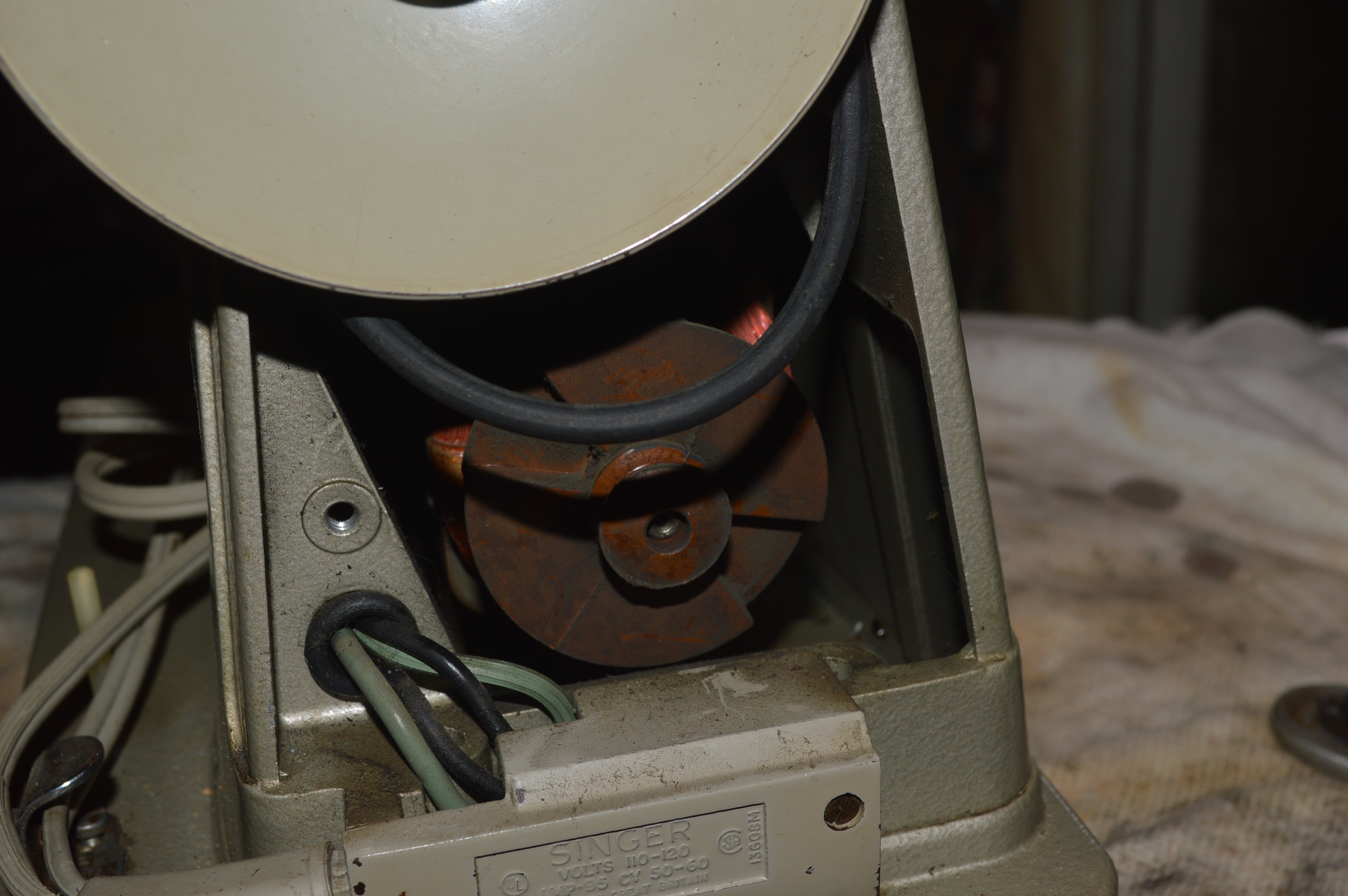 A Tutorial – Replacing the Motor Belt on a Singer Model 328K “Stylemate ...